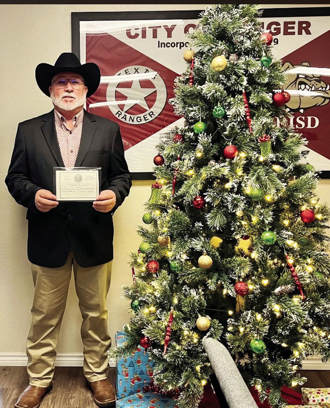 Ranger congratulates City Manager Charlie Archer